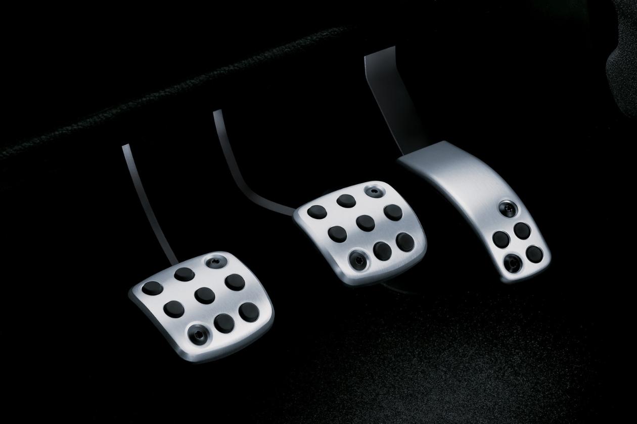 7 formas de usar mejor los pedales de un auto al conducir